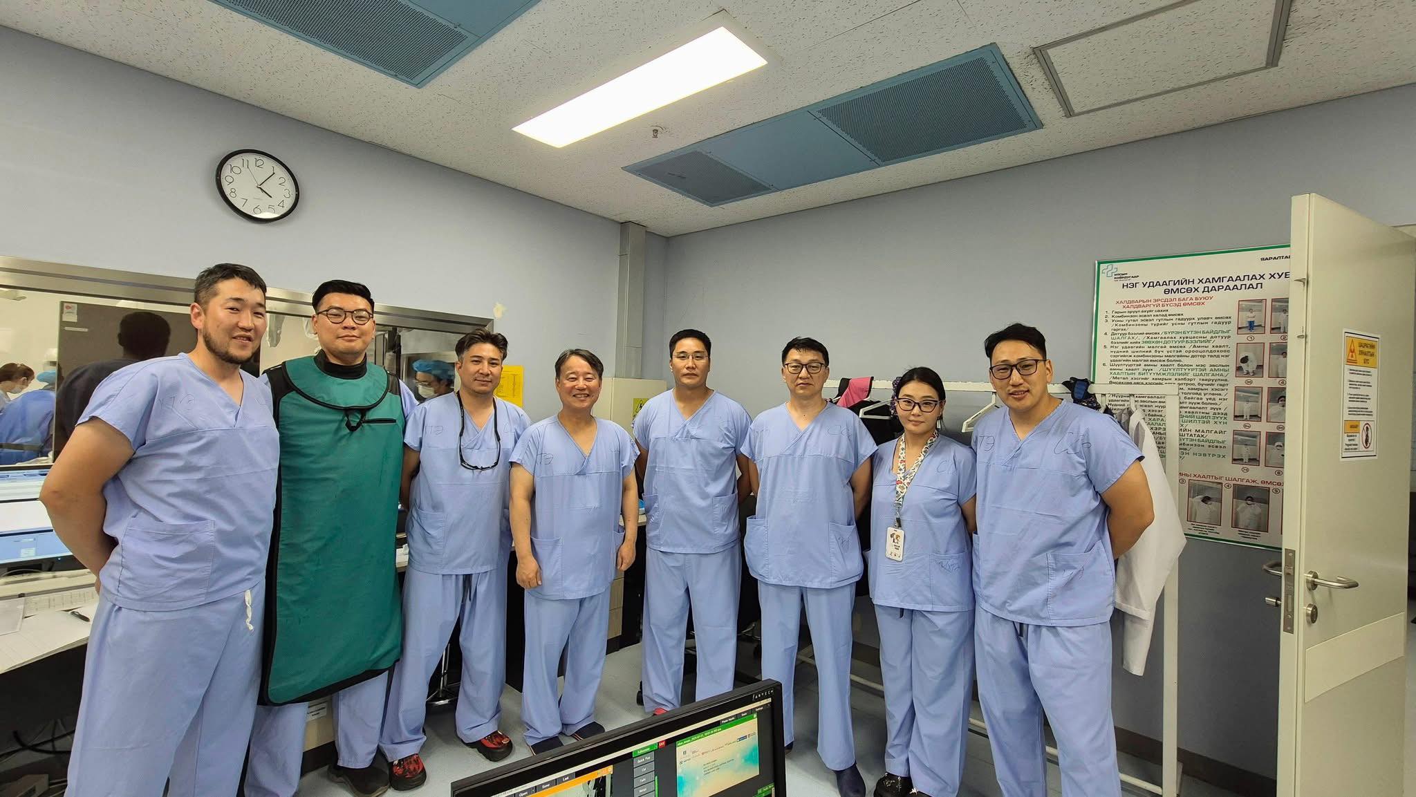 Улсын хоёрдугаар төв эмнэлэг нь зүрхний титэм судасны хүнд хэлбэрийн нарийслыг Монголдоо эмчлэх